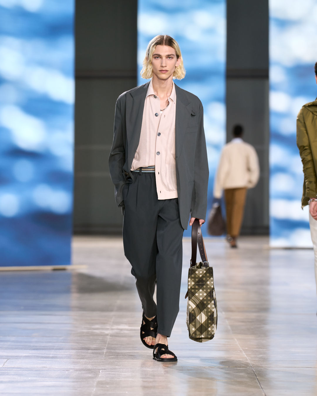 解读2025春夏男装周趋势——优雅新风Menswear Trends At Paris Fashion Week Men's Spring ...