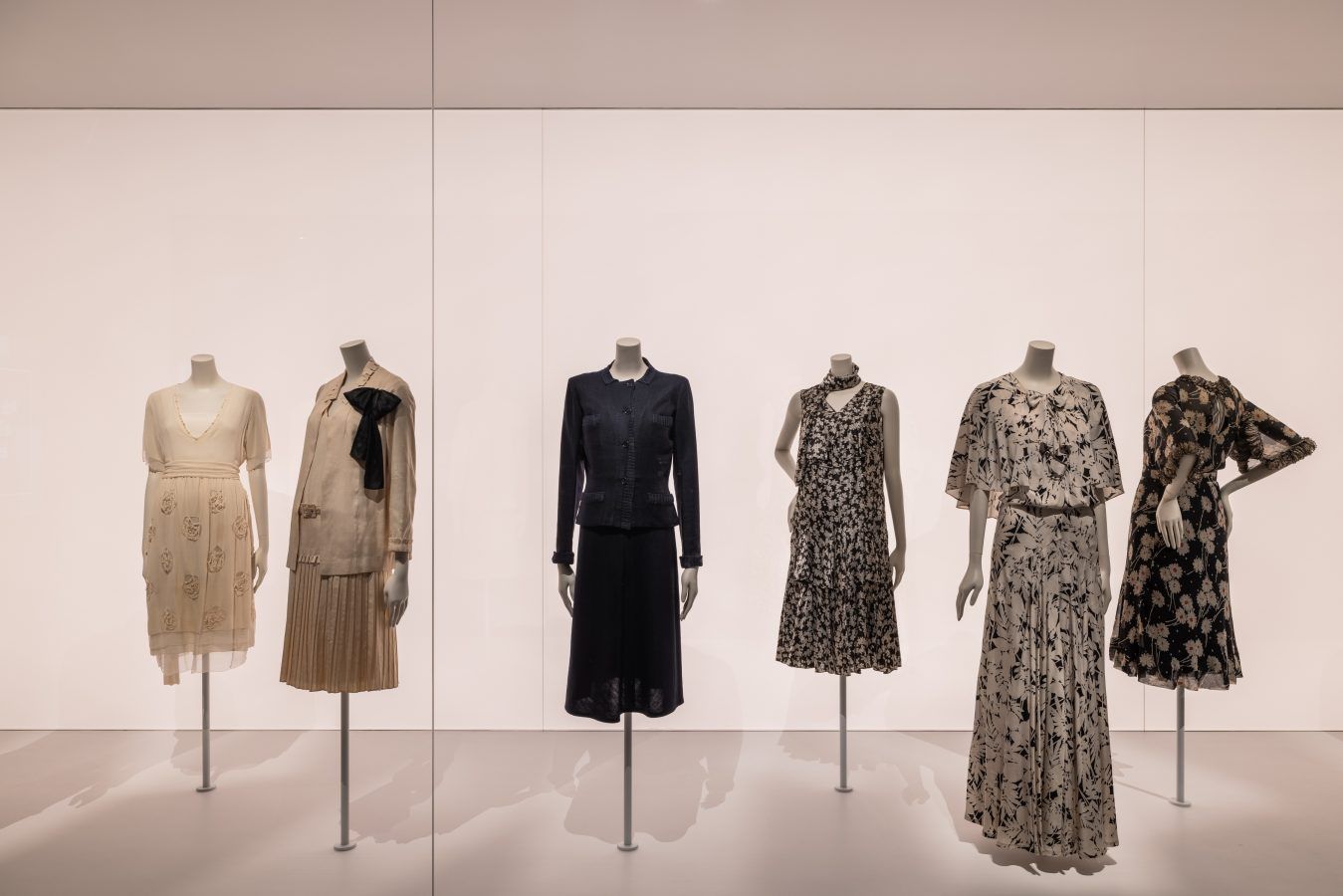 Chanel跨越一个世纪的时尚宣言Exhibition Spotlighting Life Of Gabrielle Chanel To ...