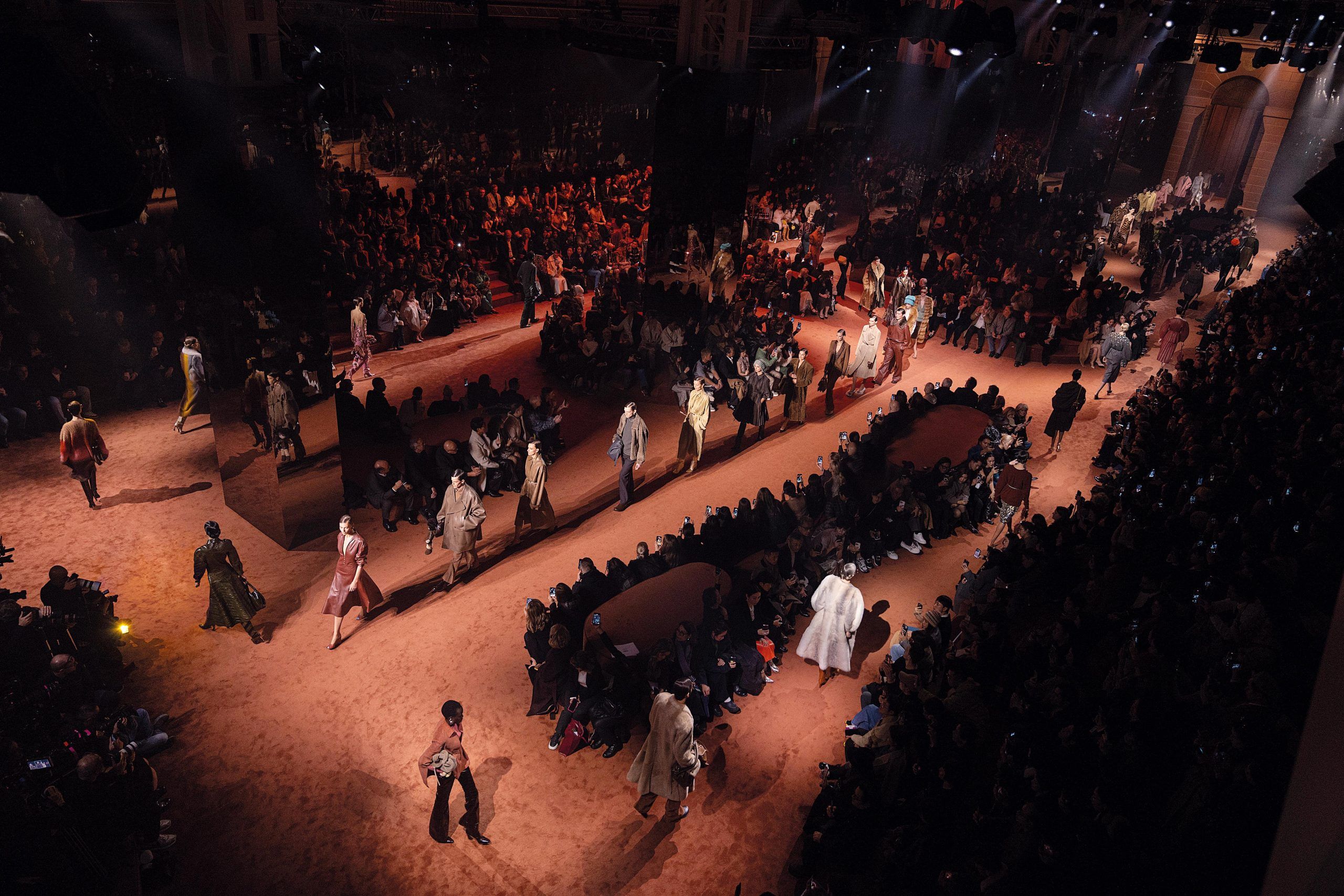 FENDI、PRADA、MARNI：在实验中重塑时尚的可能性FENDI, PRADA, MARNI: Rethinking Fashion ...